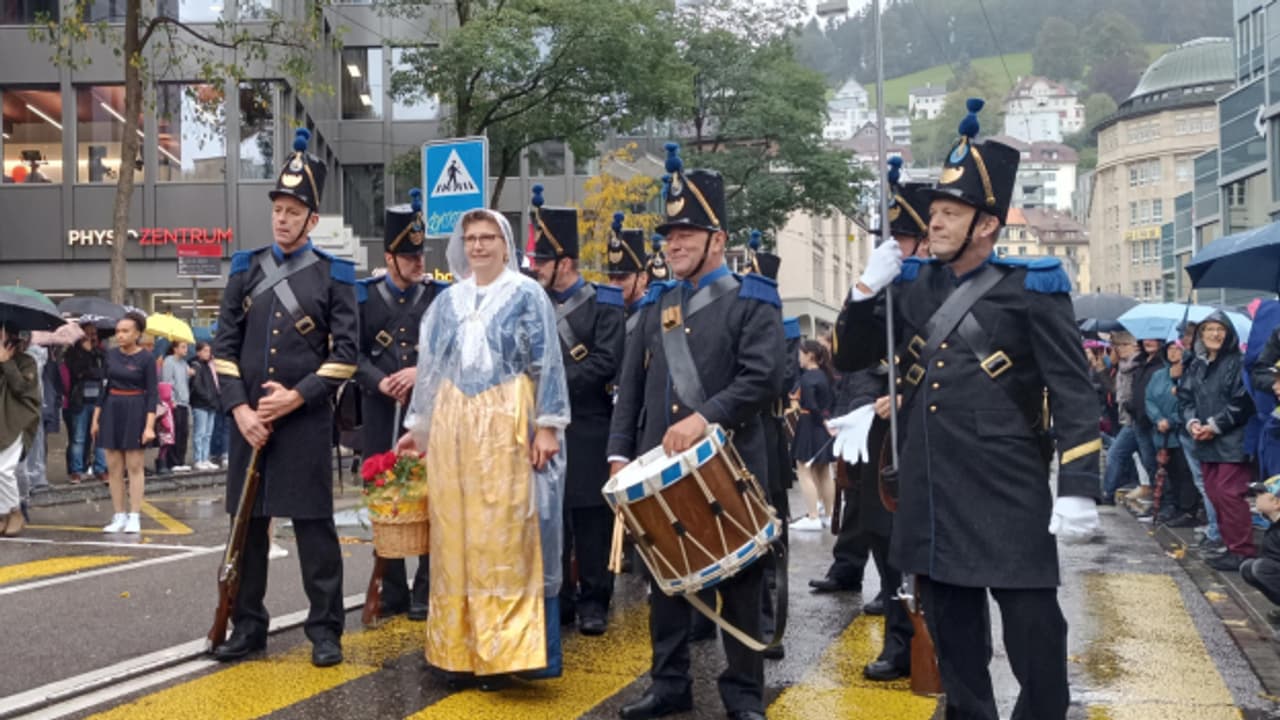 Zürich präsentiert sich am Olma-Umzug vor rund 15'000 Leuten ...