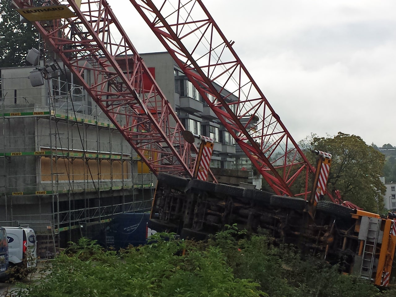 Zürich Schaffhausen - Vier Verletzte bei Kran-Unfall in Affoltern am ...