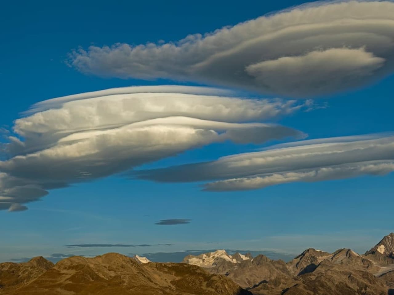 Lenticularis Wolken - Ufo Alarm heute Morgen über den Alpen - Meteo - SRF