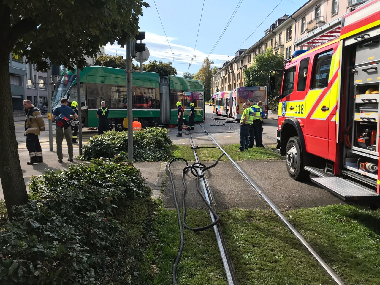 Auf Kreuzung zusammengestossen - Schwerer Tramunfall in Basel - News - SRF