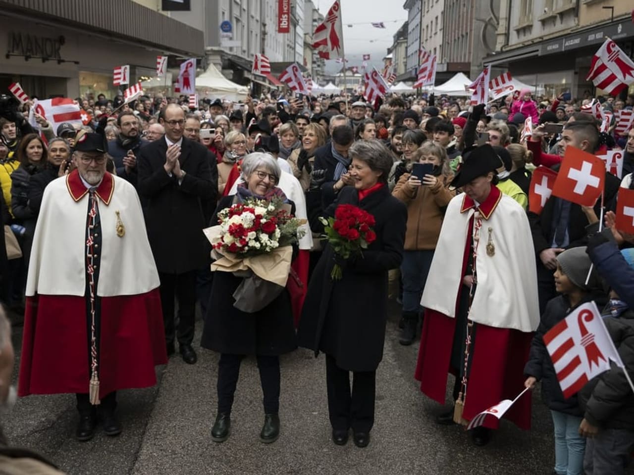 Erste jurassische Bundesrätin - Elisabeth Baume-Schneider wird in ...