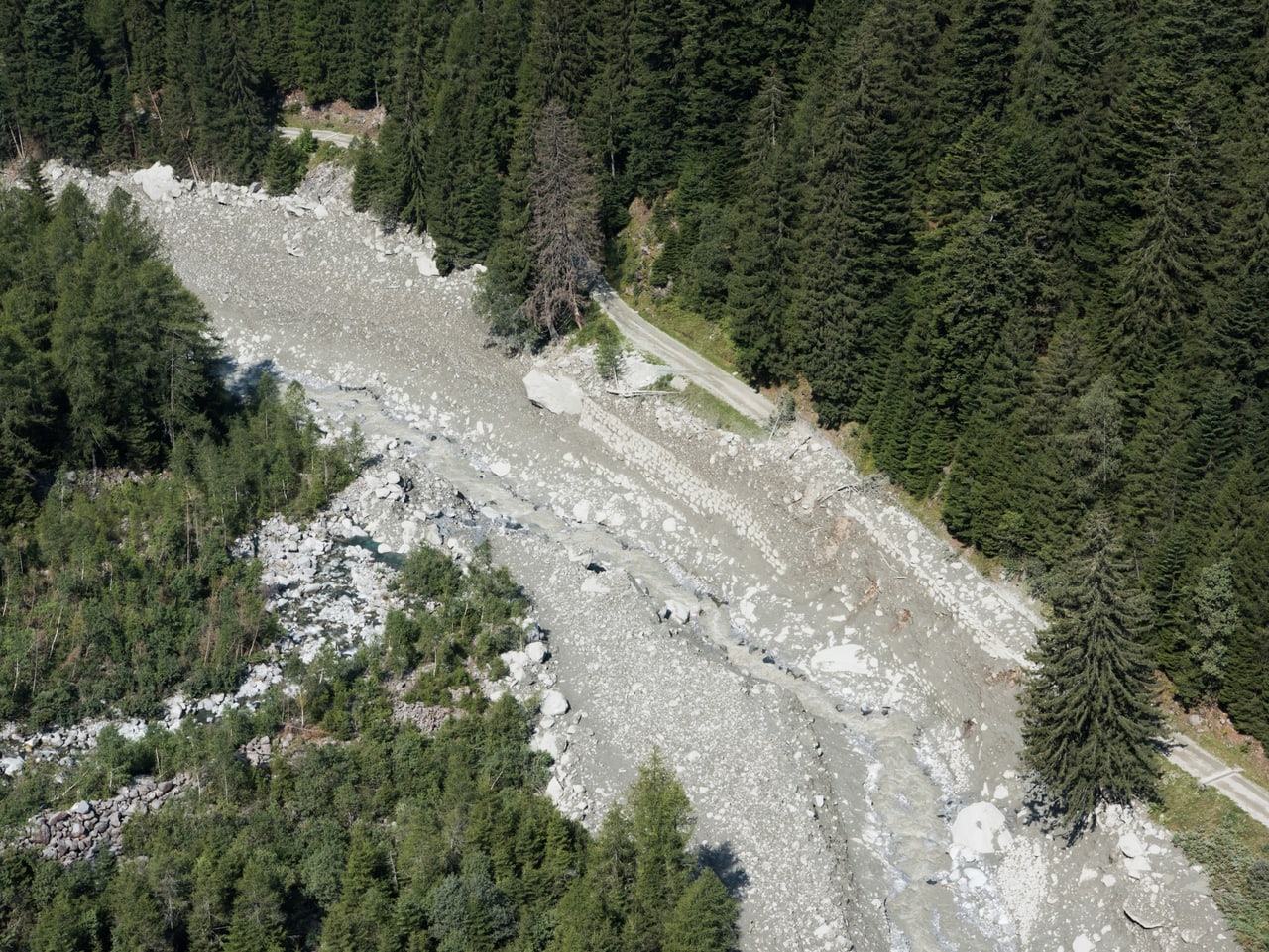 Nach Felssturz - Gondo hilft Bondo - News - SRF