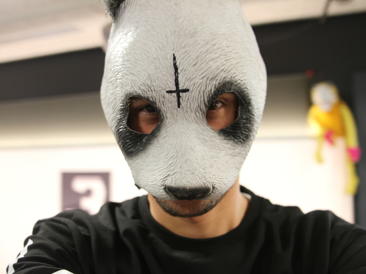 Musik - Rapper Cro: «Ohne Maske fühle ich mich echt nackt» - Radio SRF ...