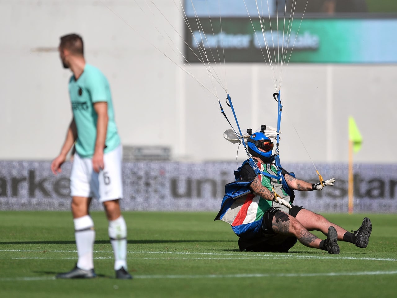 Fussball-Weekend in Bildern - Wenn der Flitzer aus der Luft kommt ...