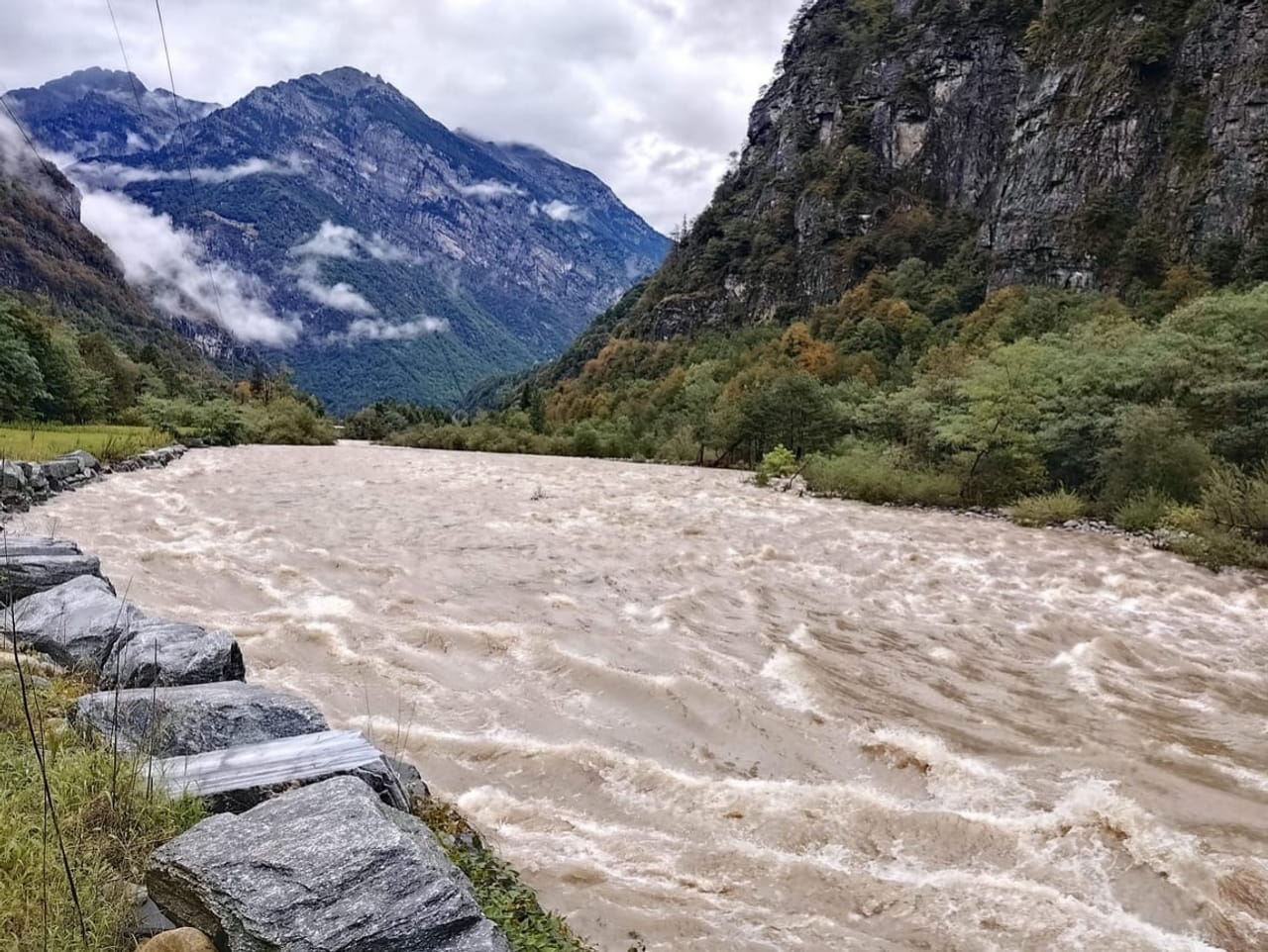 Regen in der Schweiz - Die eindrücklichsten Bilder und Videos der Unwetter - Meteo - SRF