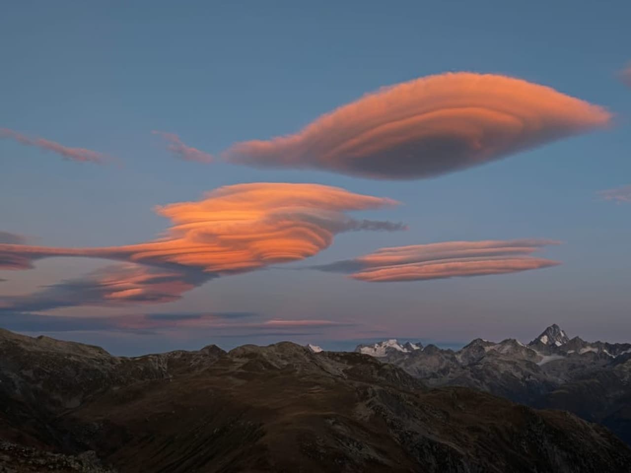 Lenticularis Wolken - Ufo Alarm heute Morgen über den Alpen - Meteo - SRF