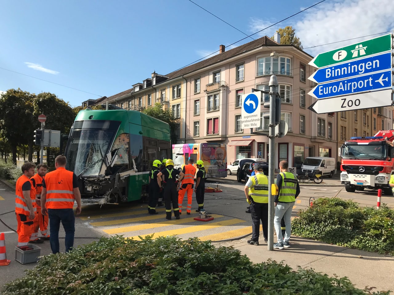 Auf Kreuzung zusammengestossen - Schwerer Tramunfall in Basel - News - SRF