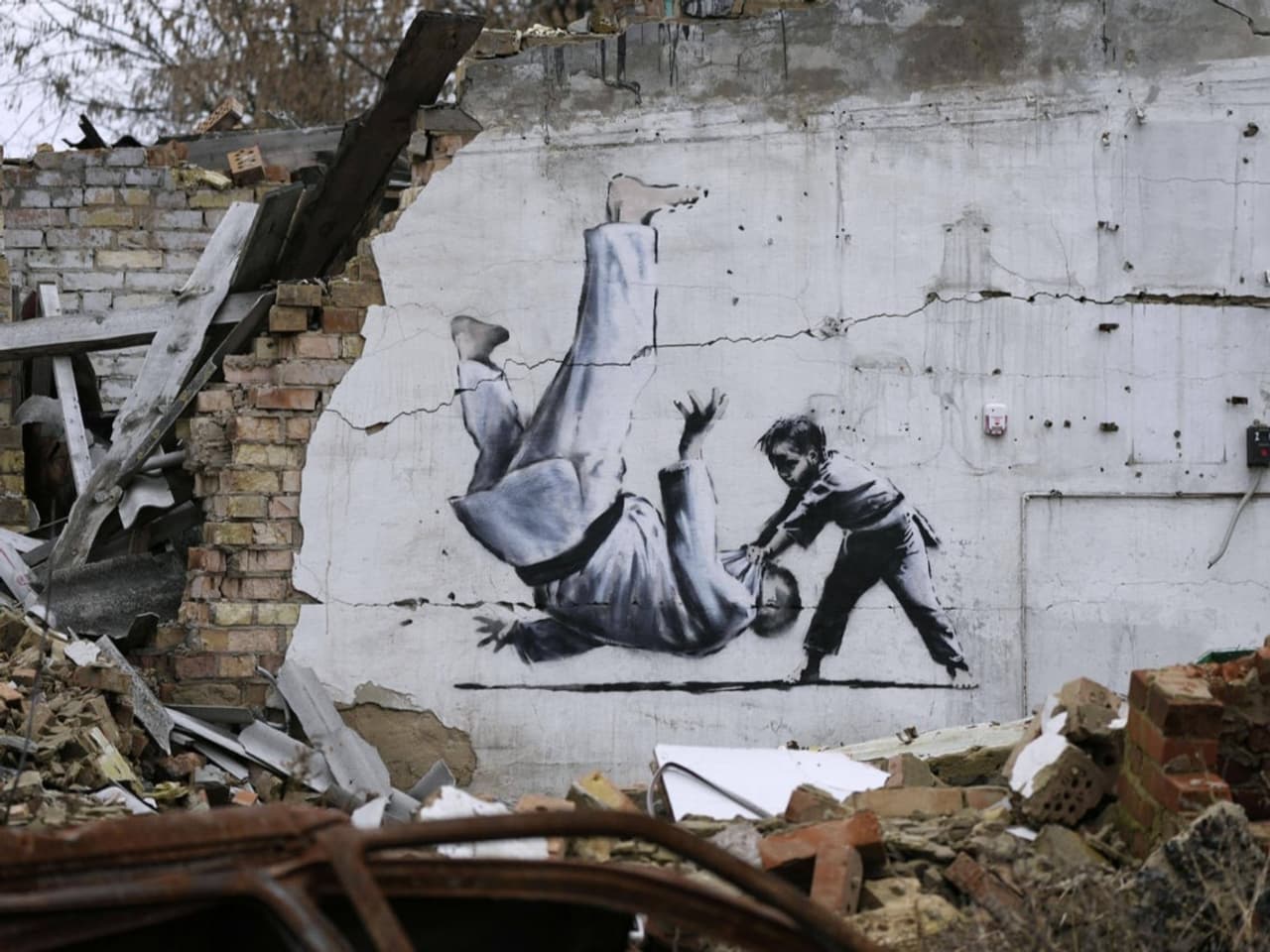 Kunst in Kriegsruinen - In der Ukraine turnen neu Banksy-Werke über den ...