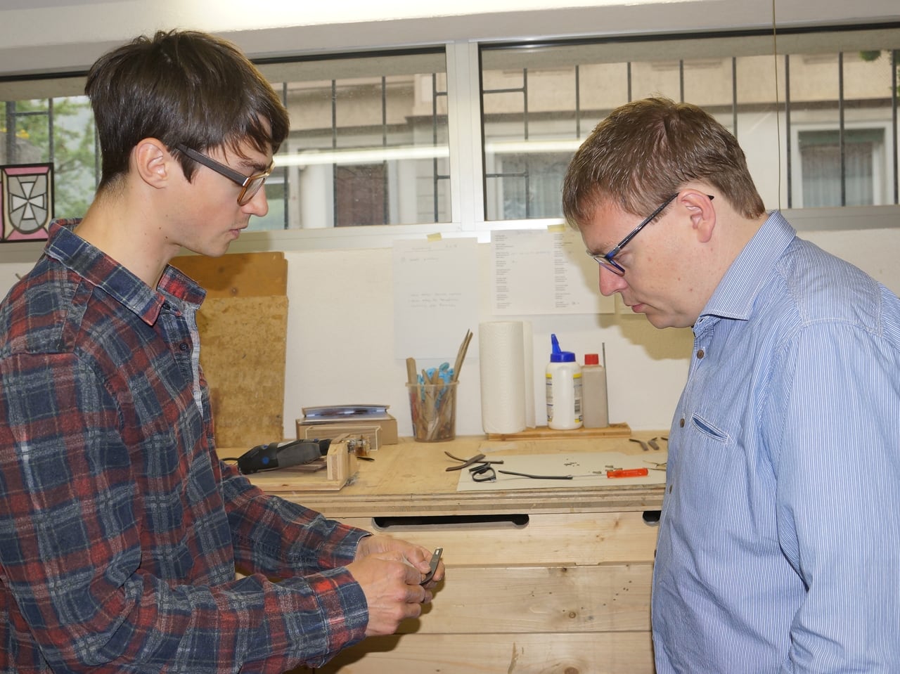 Dorfplatz - Filigran und einzigartig – Holzbrillen von Dominik Gasser ...