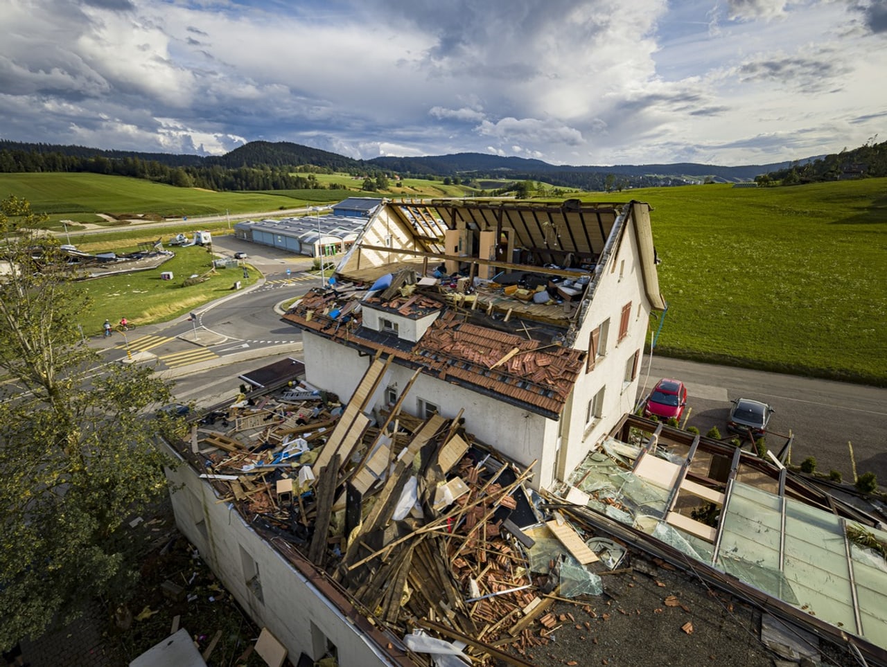 Aufräumarbeiten nach Unwetter - Betrüger nutzen Sturmgeschädigte in La Chaux-de-Fonds aus - News ...