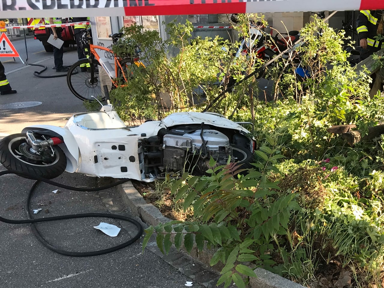 Ungewöhnlicher Unfall in Basel - Putzwagen zerstört über 30 Fahrzeuge ...