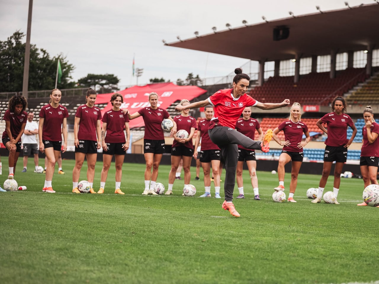 Mona Vetsch zu Besuch bei der Schweizer Fussballnati der Frauen - Dok - SRF