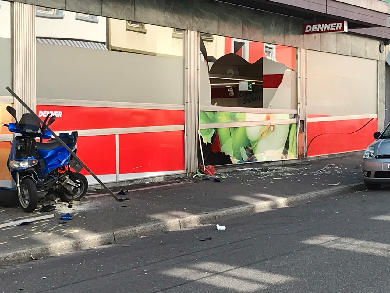 Ungewöhnlicher Unfall in Basel - Putzwagen zerstört über 30 Fahrzeuge ...
