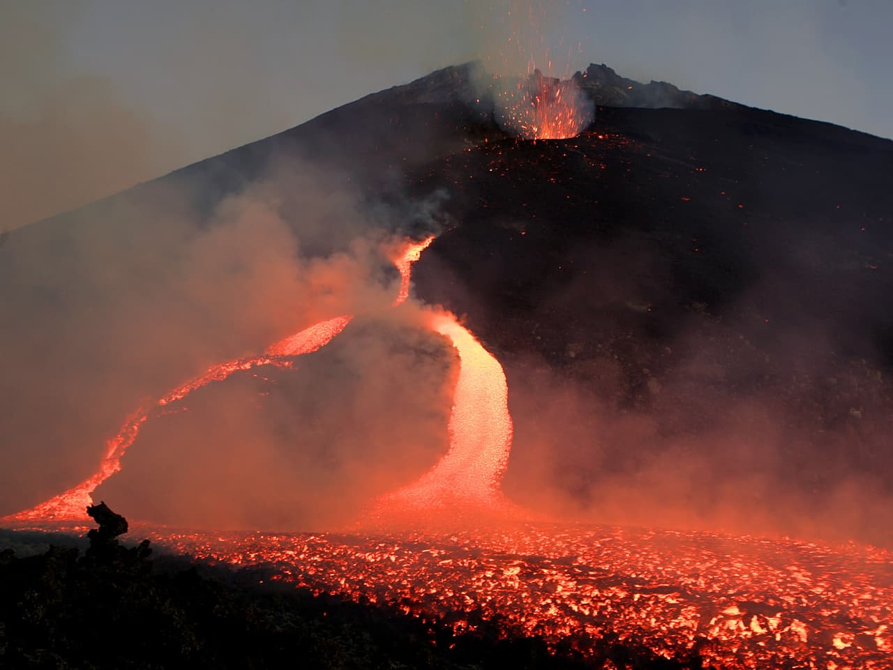 Panorama - Vulkan Ätna spuckt wieder Glut und Asche - News - SRF