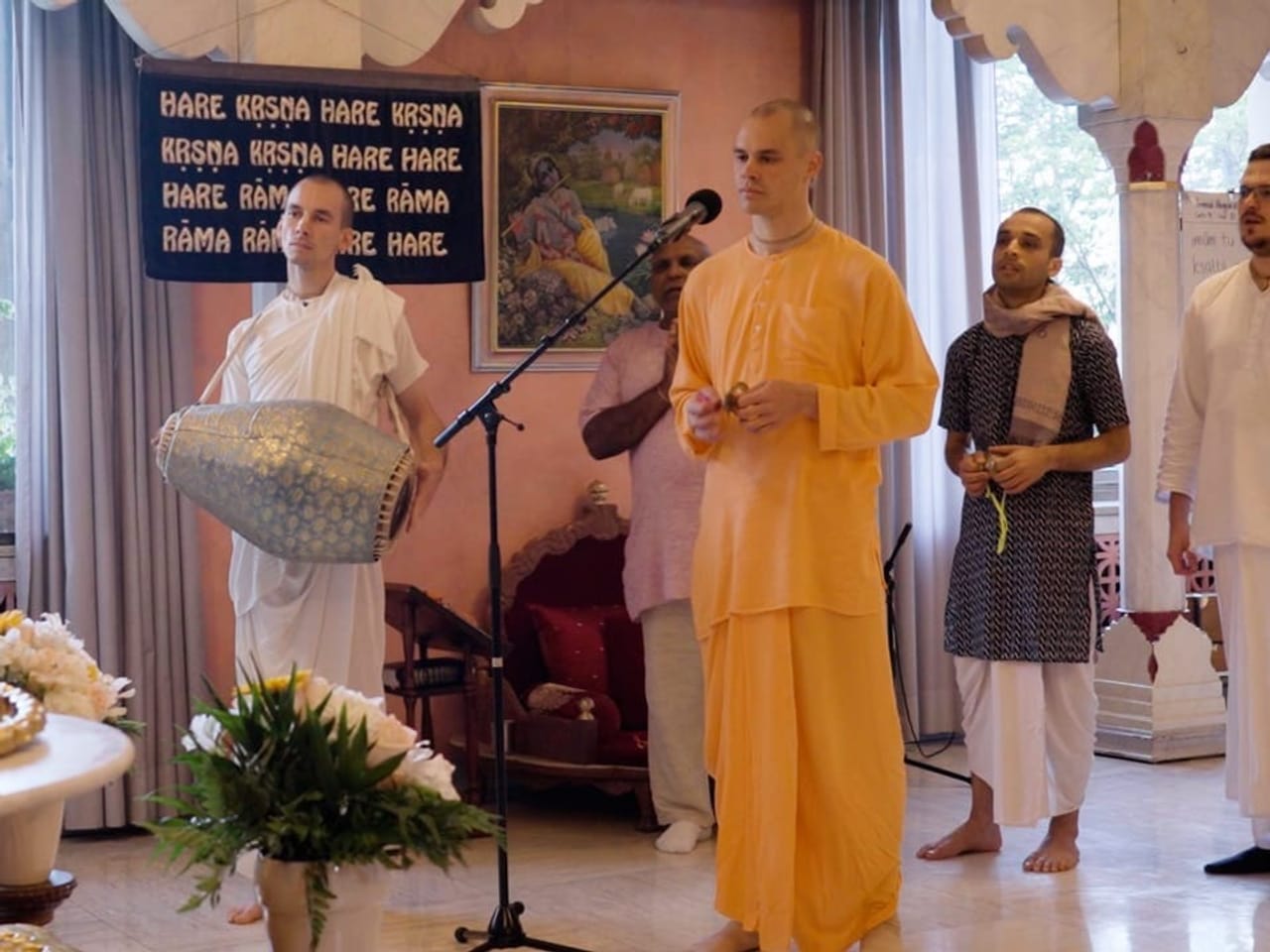 Hare-Krishna-Mönch Damodar: Deshalb lebt der Schweizer im Tempel - News ...