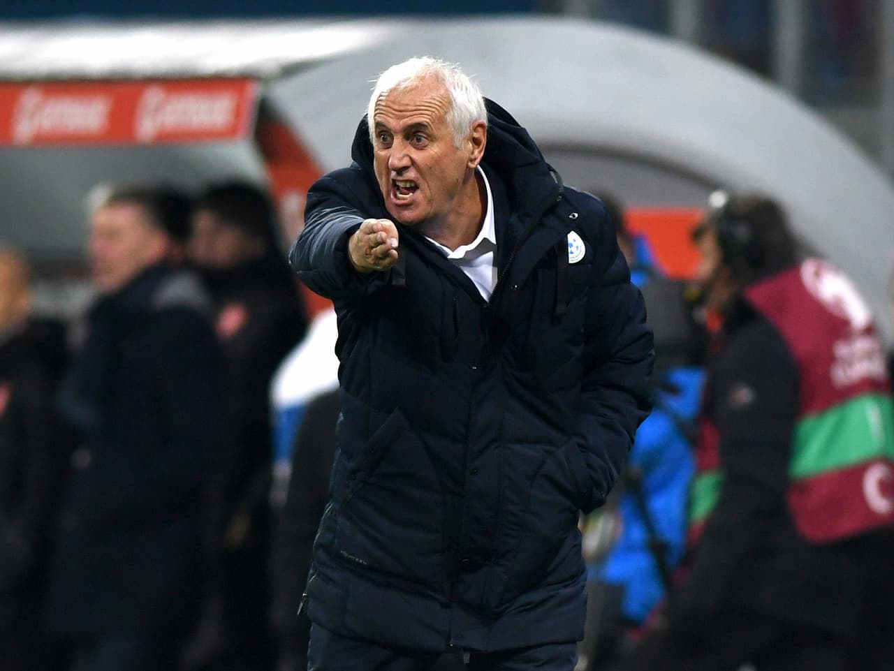 Internationale Fussball-News - Challandes bleibt Kosovo-Trainer - Sport ...