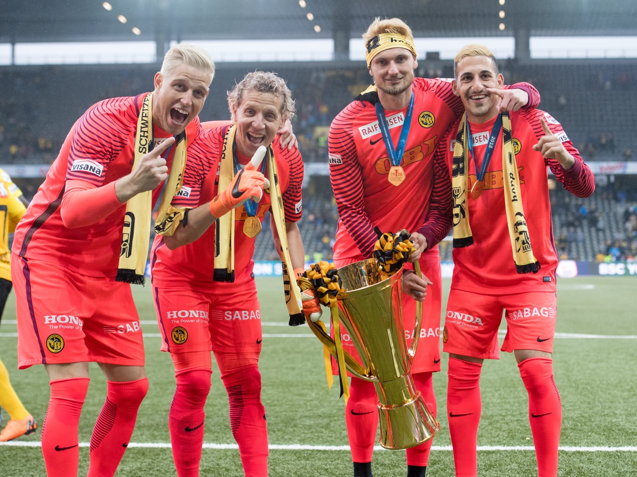 YB feiert mit Pokal - Viele Blondies und ein DJ aus Ibiza - Sport - SRF