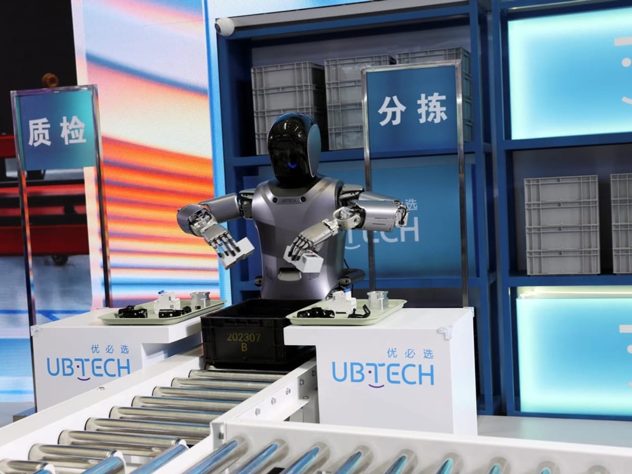 China bringt die ersten humanoiden Roboter auf den Markt - News - SRF