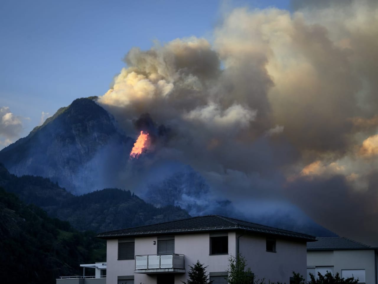 Feuer im Oberwallis - Waldbrand in Bitsch VS weiterhin nicht unter ...