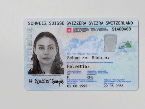 Neue Sicherheitsmerkmale - So sieht die neue ID aus - News - SRF
