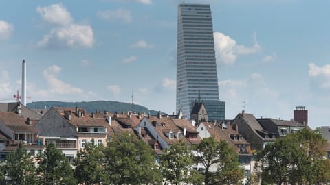 Basel Baselland - Der Blick auf den Roche-Turm aus der Ferne - News - SRF