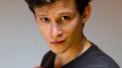 Schweiz - Joel Basman: Zwischen Filmset und Atelier - Glanz & Gloria - SRF