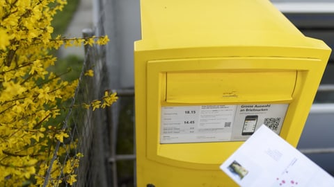 Briefpreiserhöhung - Die Post verkauft neue Briefmarken am Schalter ...