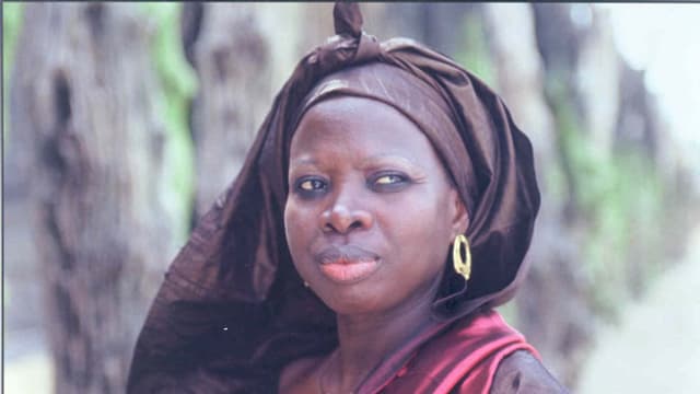 Ken Bugul kritisiert Zustände in Afrika - Echo der Zeit - SRF