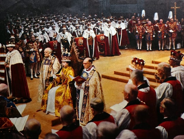 Britisches Königshaus - Historischer Thron wird für Krönung von Charles ...