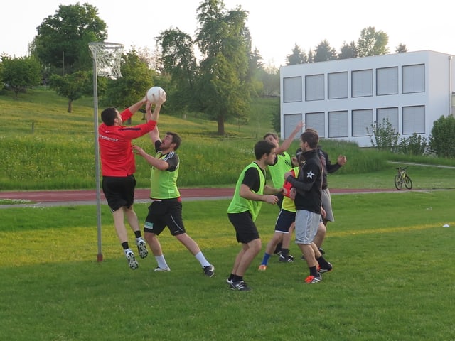 Ostschweiz - «Schnell, technisch, körperbetont» - das ist Korbball ...
