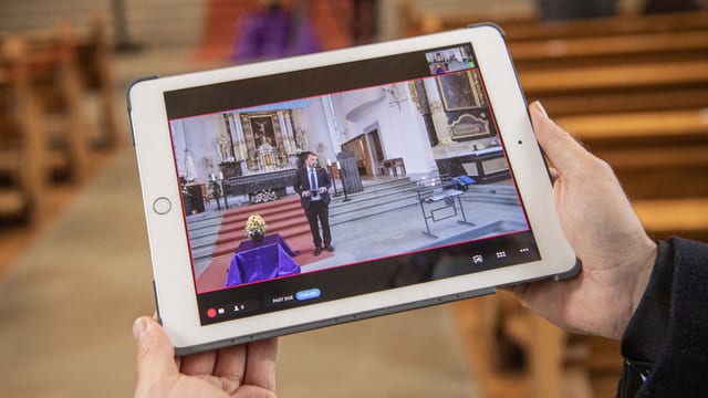 In Luzern kann man jetzt mit einem KI-Jesus sprechen - Kultur - SRF