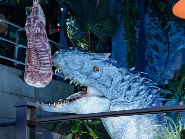 «Jurassic World»-Ausstellung in Basel: einfach nur Plastik-Dinos ...