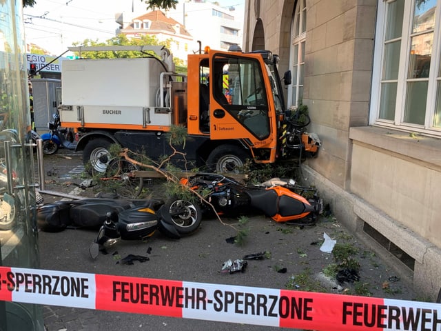 Ungewöhnlicher Unfall in Basel - Putzwagen zerstört über 30 Fahrzeuge ...