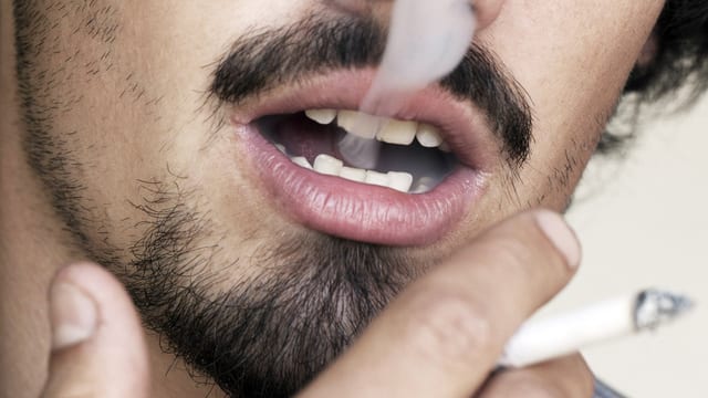 Rauchen verändert die Mundflora - Wissen - SRF