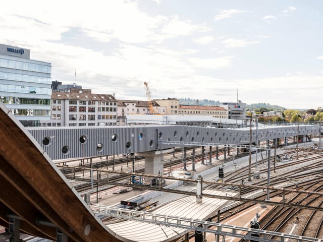 Fast 800 Meter - So lang ist das längste Berner Perron - News - SRF