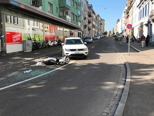 Ungewöhnlicher Unfall in Basel - Putzwagen zerstört über 30 Fahrzeuge ...