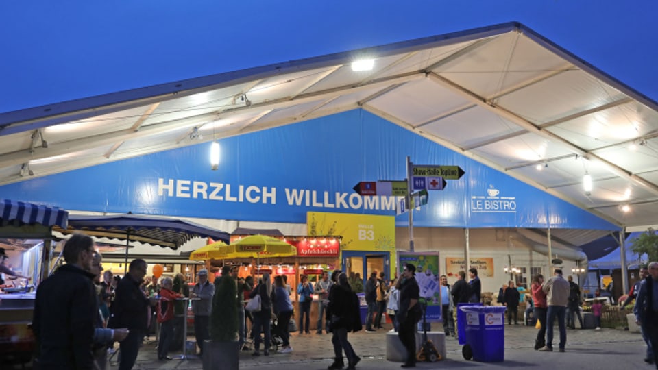 Die Zuger Messe hat ihre Tore - wieder - geöffnet - Regionaljournal ...