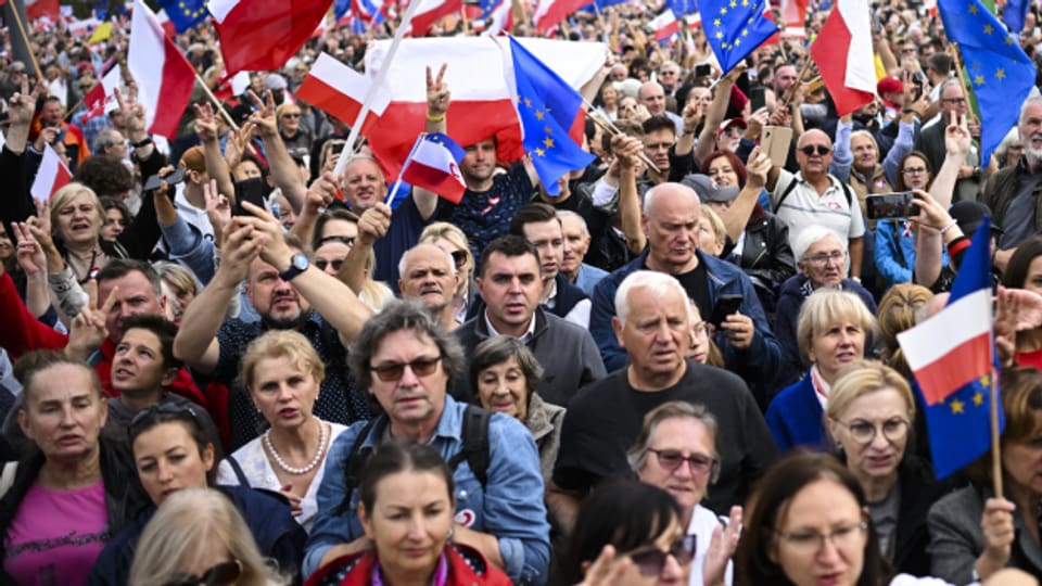 Regierungspartei PiS bei Wahl in Polen vorn - Opposition feiert - Info 3 - SRF