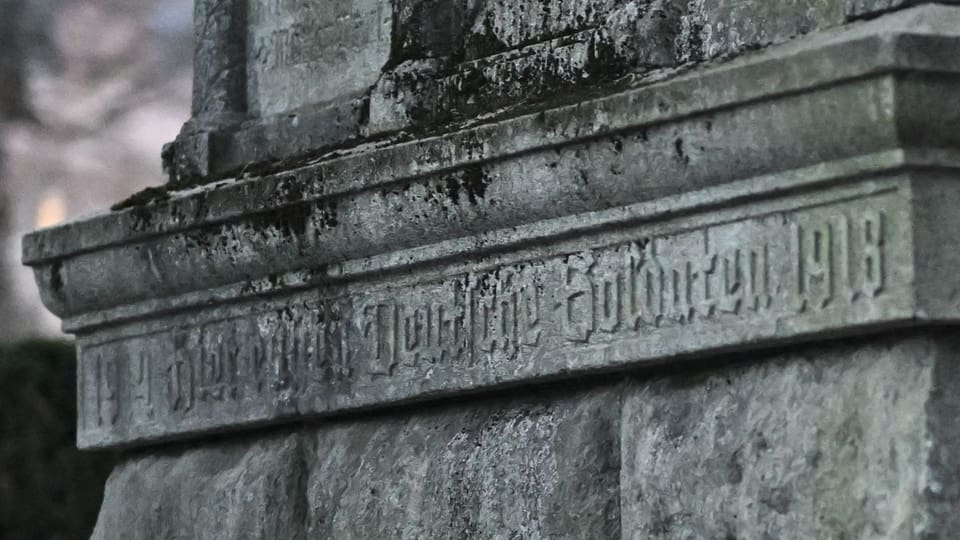 Der Nazi-Stein - Lückenhafte Infotafel bei Nazi-Denkmal in Chur wirft ...