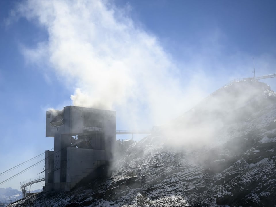 Feuer im Gletscher-Skigebiet - Glacier 3000: Brand in der Bergstation ...