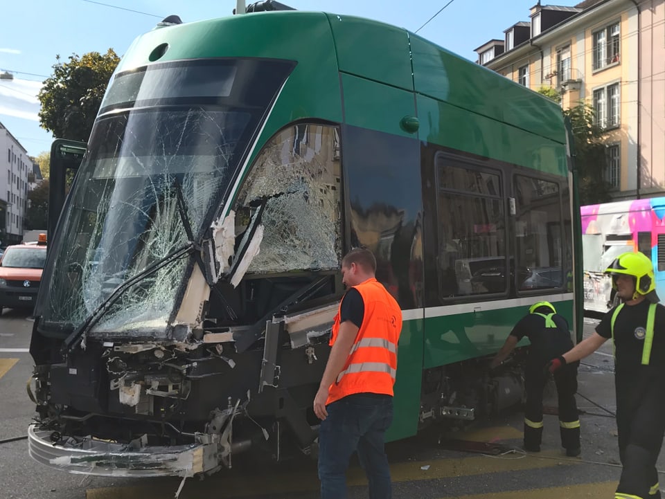 Auf Kreuzung zusammengestossen - Schwerer Tramunfall in Basel - News - SRF