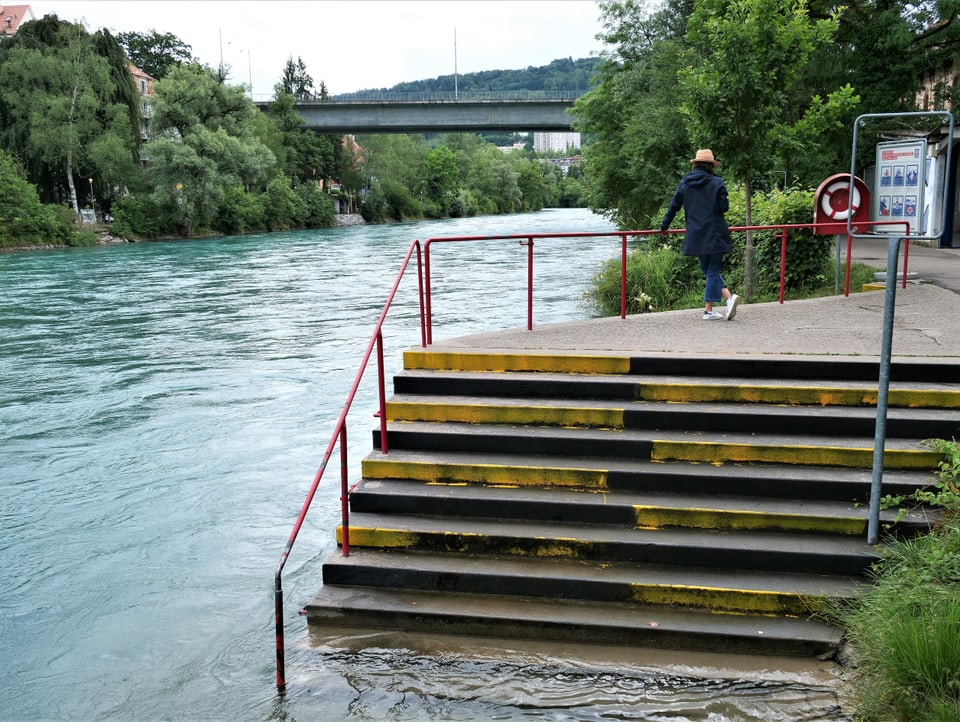 Auf 6 Kilometern durch Bern - YB-Fans malen alle Aare-Stägli ...