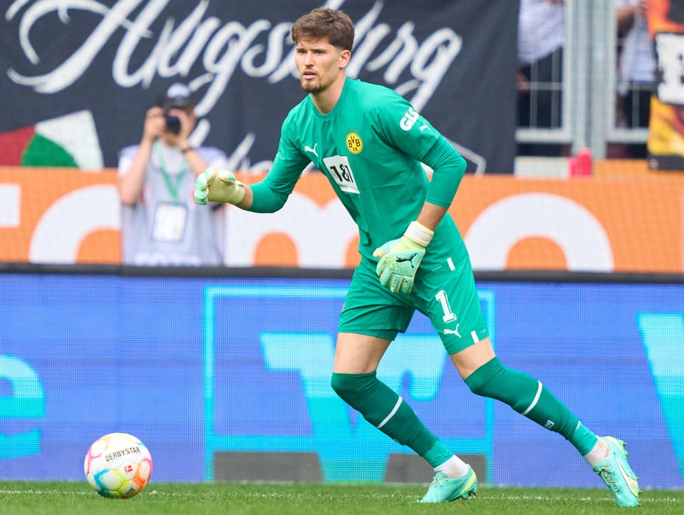 BVB-Goalie im Hoch - Kobel: Meister, mehr Lohn und auf Bellinghams ...