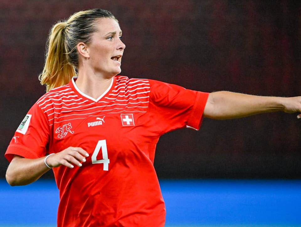 News aus dem Frauenfussball - Rinast tritt aus Nati zurück – Wältis ...