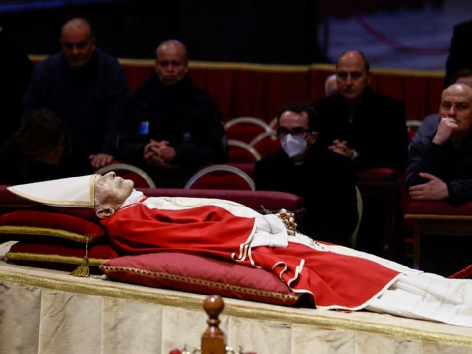 Trauer um emeritierten Papst - Zehntausende nehmen Abschied von Papst ...