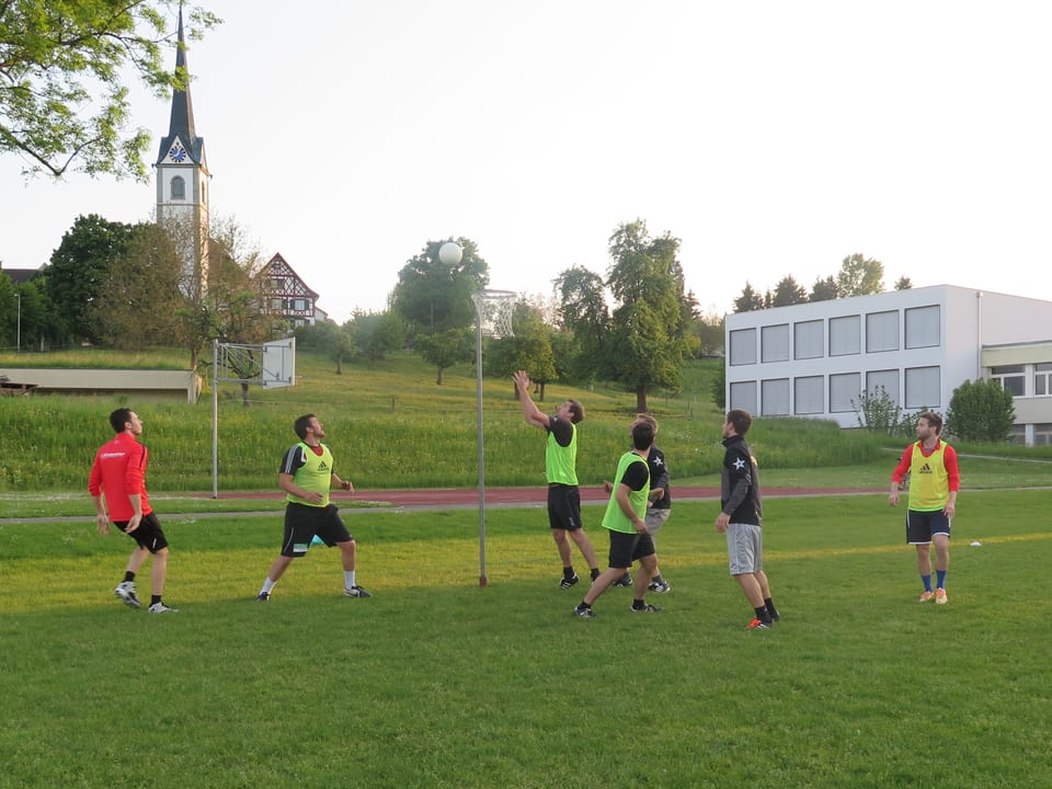 Ostschweiz - «Schnell, technisch, körperbetont» - das ist Korbball ...