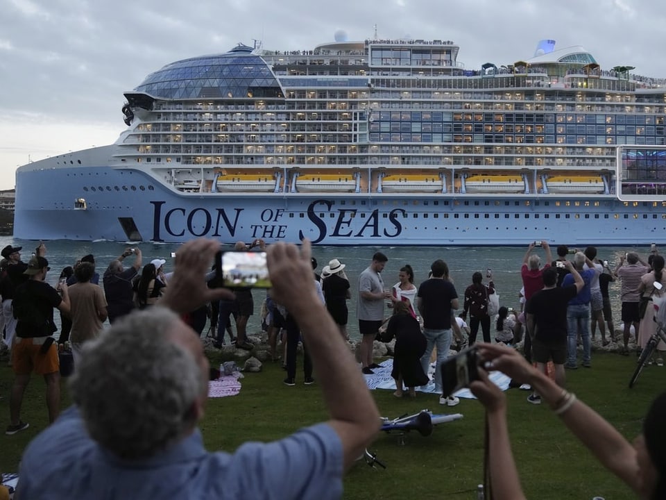 «Icon of the Seas» - Das grösste Kreuzfahrtschiff der Welt sticht in ...