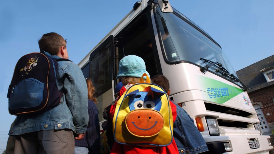 Basel Baselland - Basler Kinder fahren mit dem Bus in den «Kindsgi ...