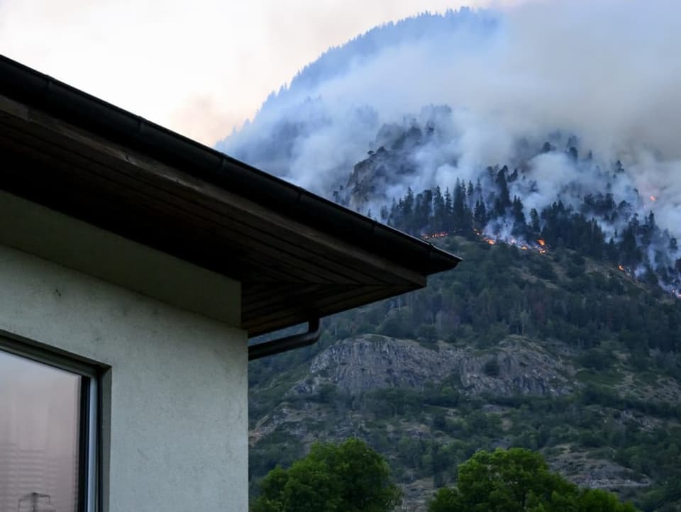 Feuer im Oberwallis - Waldbrand in Bitsch VS weiterhin nicht unter ...