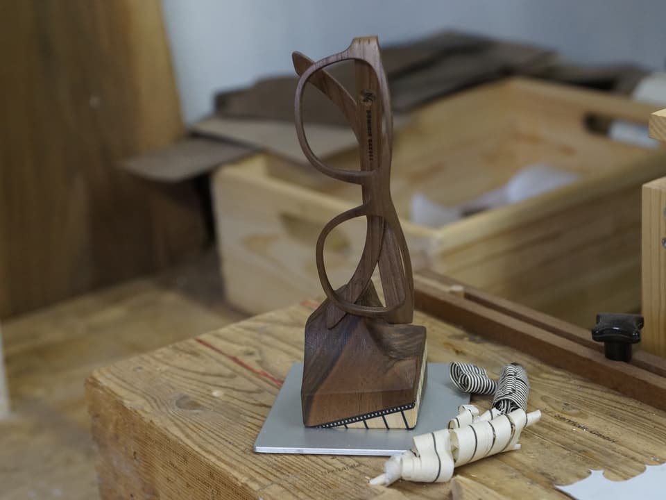 Dorfplatz - Filigran und einzigartig – Holzbrillen von Dominik Gasser ...